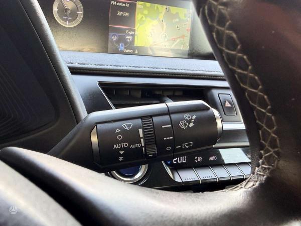 Brown Lexus UX 250h 2022 in Vilnius, with an engine capacity of 1.99 L and mileage of 100 thousand km for 18500 €, photo 10 on AUTOMOTO.COM.LV