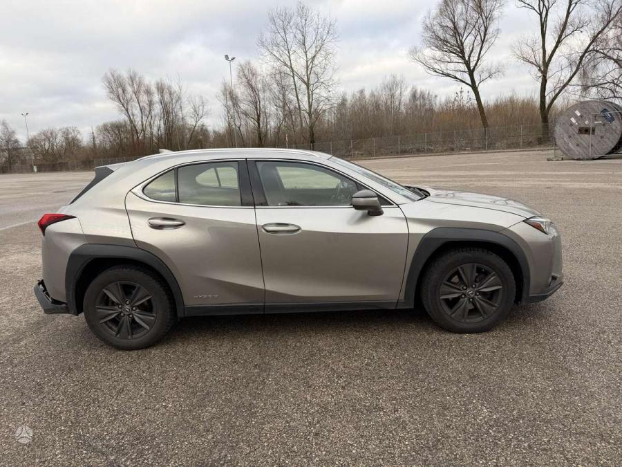 Brown Lexus UX 250h 2019 in Marijampole, with an engine capacity of 2.00 L and mileage of 169 thousand km for 14700 €, photo 4 on AUTOMOTO.COM.LV