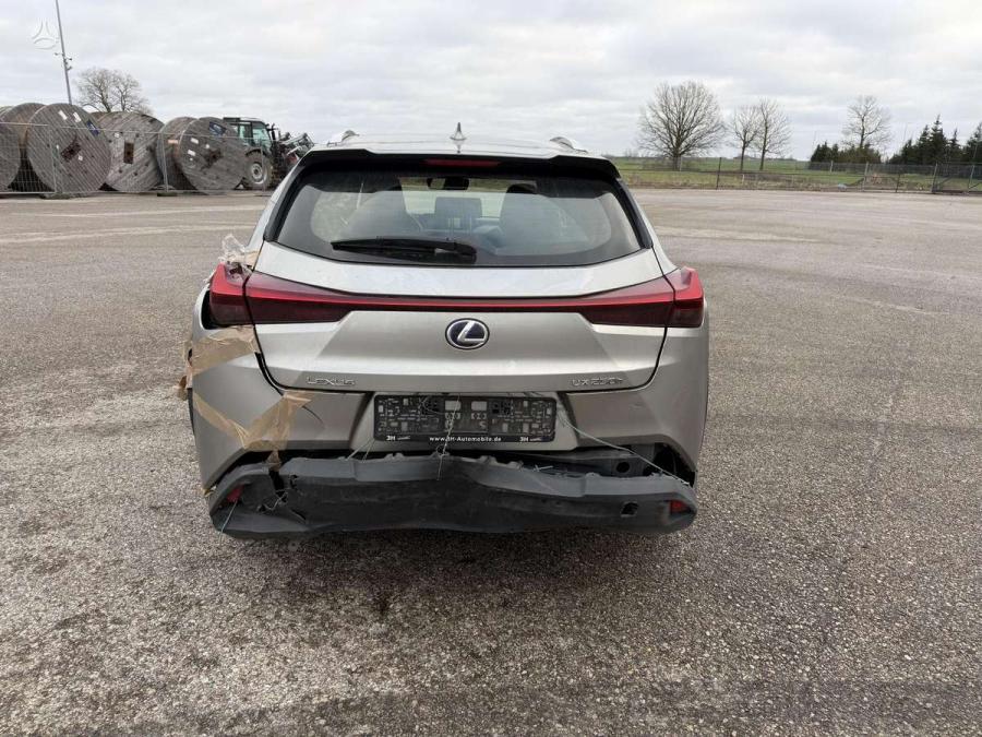 Brown Lexus UX 250h 2019 in Marijampole, with an engine capacity of 2.00 L and mileage of 169 thousand km for 14700 €, photo 6 on AUTOMOTO.COM.LV