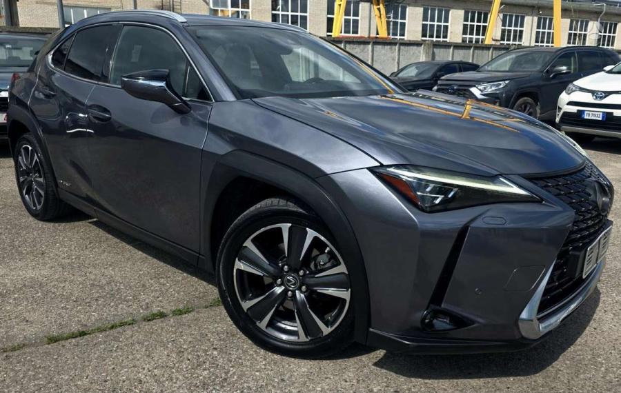 Lexus UX 250h 2019 in Vilnius, with an engine capacity of 1.99 L and mileage of 108 thousand km for 23900 €, photo 3 on AUTOMOTO.COM.LV