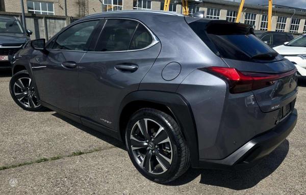 Lexus UX 250h 2019 in Vilnius, with an engine capacity of 1.99 L and mileage of 108 thousand km for 23900 €, photo 3 on AUTOMOTO.COM.LV