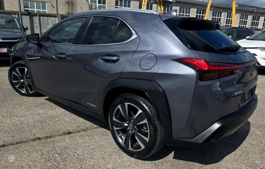 Lexus UX 250h 2019 in Vilnius, with an engine capacity of 1.99 L and mileage of 108 thousand km for 23900 €, photo 4 on AUTOMOTO.COM.LV
