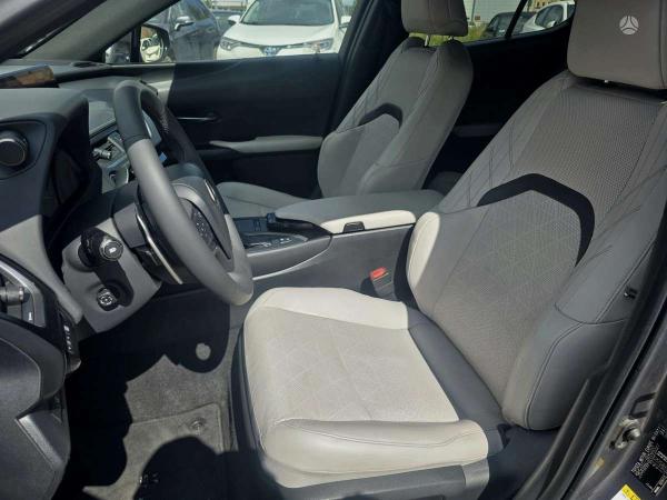 Lexus UX 250h 2019 in Vilnius, with an engine capacity of 1.99 L and mileage of 108 thousand km for 23900 €, photo 6 on AUTOMOTO.COM.LV