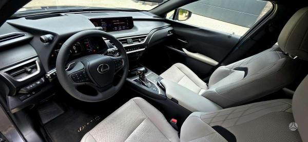 Lexus UX 250h 2019 in Vilnius, with an engine capacity of 1.99 L and mileage of 108 thousand km for 23900 €, photo 7 on AUTOMOTO.COM.LV