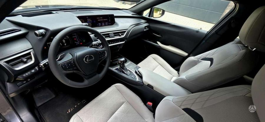 Lexus UX 250h 2019 in Vilnius, with an engine capacity of 1.99 L and mileage of 108 thousand km for 23900 €, photo 8 on AUTOMOTO.COM.LV