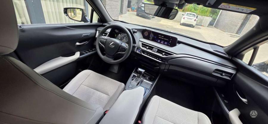Lexus UX 250h 2019 in Vilnius, with an engine capacity of 1.99 L and mileage of 108 thousand km for 23900 €, photo 9 on AUTOMOTO.COM.LV