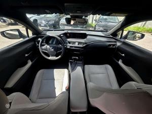 Lexus UX 250h 2019 in Vilnius, with an engine capacity of 1.99 L and mileage of 108 thousand km for 23900 €, photo 12 on AUTOMOTO.COM.LV