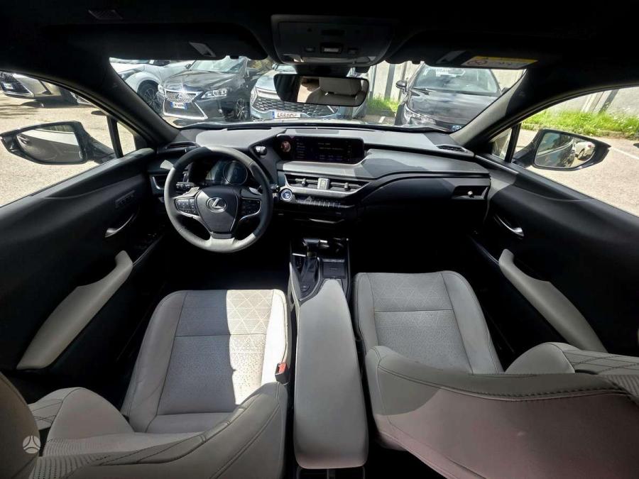 Lexus UX 250h 2019 in Vilnius, with an engine capacity of 1.99 L and mileage of 108 thousand km for 23900 €, photo 12 on AUTOMOTO.COM.LV