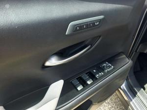 Lexus UX 250h 2019 in Vilnius, with an engine capacity of 1.99 L and mileage of 108 thousand km for 23900 €, photo 14 on AUTOMOTO.COM.LV