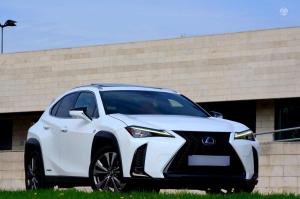 Lexus UX 250h 2019 in Vilnius, with an engine capacity of 1.99 L and mileage of 138 thousand km for 23990 €, photo 7 on AUTOMOTO.COM.LV