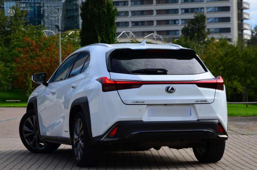 Lexus UX 250h 2019 in Vilnius, with an engine capacity of 1.99 L and mileage of 138 thousand km for 23990 €, photo 28 on AUTOMOTO.COM.LV