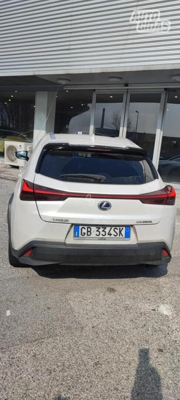 Lexus UX 250h 2020 in Kaunas, with an engine capacity of 2.50 L and mileage of 155 thousand km for 19950 €, photo 3 on AUTOMOTO.COM.LV