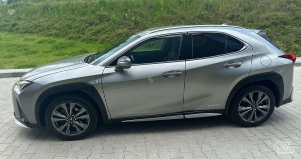 Lexus UX 250h 2020 in Vilnius, with an engine capacity of 0.00 L and mileage of 112 thousand km for 26500 €, photo 6 on AUTOMOTO.COM.LV