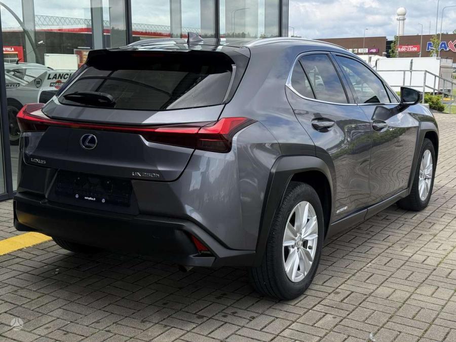 Lexus UX 250h 2020 in Vilnius, with an engine capacity of 1.99 L and mileage of 44 thousand km for 23999 €, photo 6 on AUTOMOTO.COM.LV