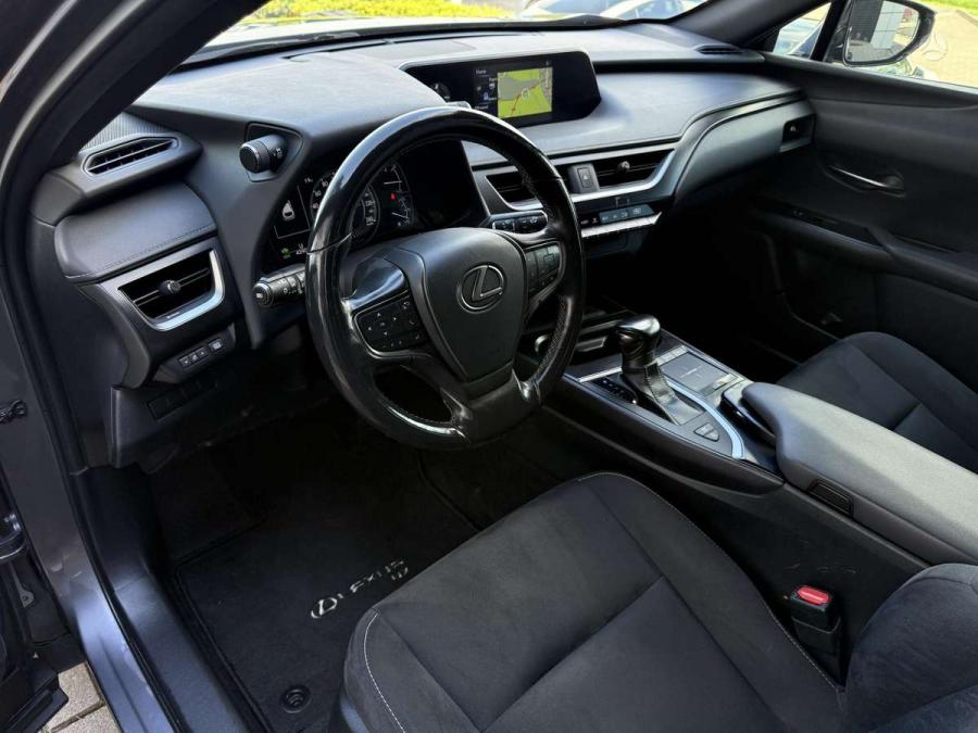 Lexus UX 250h 2020 in Vilnius, with an engine capacity of 1.99 L and mileage of 44 thousand km for 23999 €, photo 10 on AUTOMOTO.COM.LV
