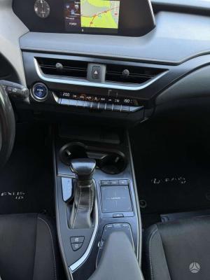 Lexus UX 250h 2020 in Vilnius, with an engine capacity of 1.99 L and mileage of 44 thousand km for 23999 €, photo 15 on AUTOMOTO.COM.LV