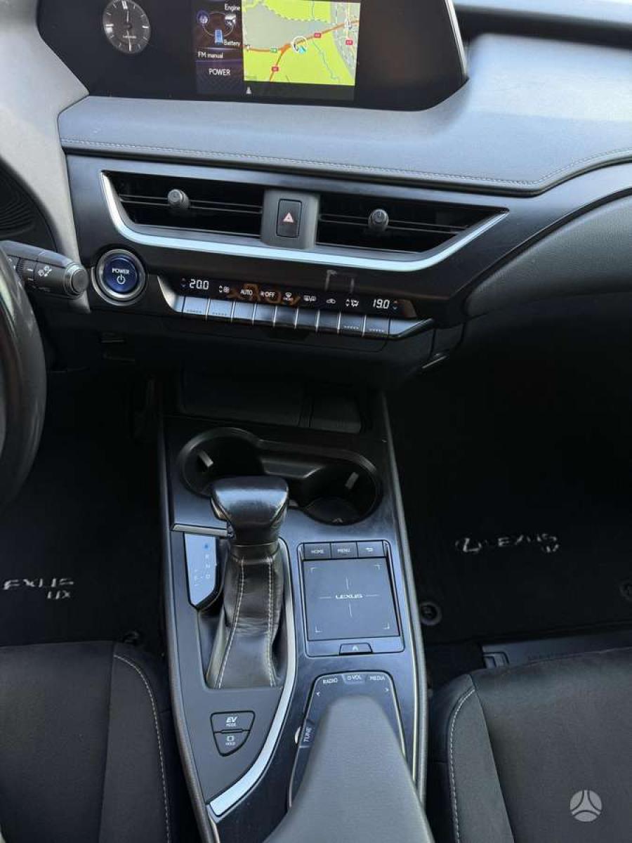 Lexus UX 250h 2020 in Vilnius, with an engine capacity of 1.99 L and mileage of 44 thousand km for 23999 €, photo 15 on AUTOMOTO.COM.LV