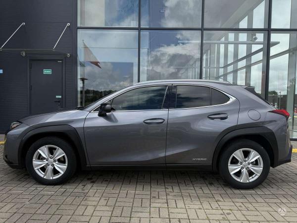 Lexus UX 250h 2020 in Vilnius, with an engine capacity of 1.99 L and mileage of 44 thousand km for 23333 €, photo 4 on AUTOMOTO.COM.LV