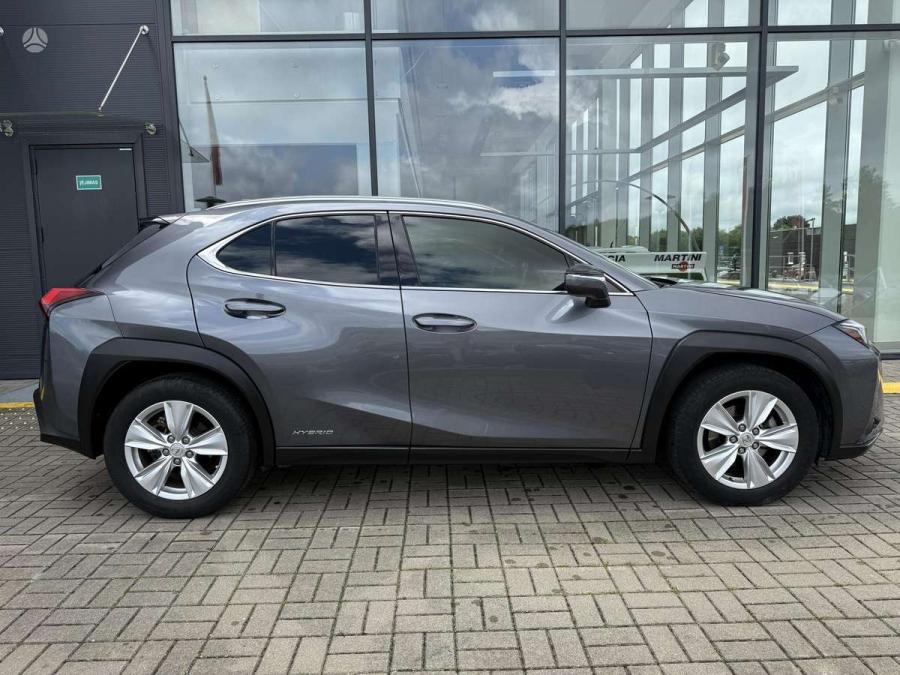Lexus UX 250h 2020 in Vilnius, with an engine capacity of 1.99 L and mileage of 44 thousand km for 23333 €, photo 7 on AUTOMOTO.COM.LV