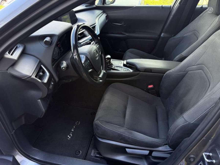 Lexus UX 250h 2020 in Vilnius, with an engine capacity of 1.99 L and mileage of 44 thousand km for 23333 €, photo 11 on AUTOMOTO.COM.LV