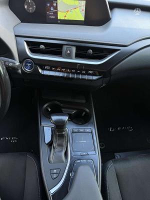 Lexus UX 250h 2020 in Vilnius, with an engine capacity of 1.99 L and mileage of 44 thousand km for 23333 €, photo 14 on AUTOMOTO.COM.LV