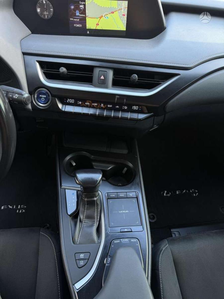 Lexus UX 250h 2020 in Vilnius, with an engine capacity of 1.99 L and mileage of 44 thousand km for 23333 €, photo 14 on AUTOMOTO.COM.LV