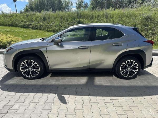 Lexus UX 250h 2021 in Vilnius, with an engine capacity of 2.00 L and mileage of 76 thousand km for 25050 €, photo 9 on AUTOMOTO.COM.LV
