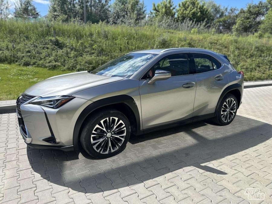 Lexus UX 250h 2021 in Vilnius, with an engine capacity of 2.00 L and mileage of 76 thousand km for 25050 €, photo 4 on AUTOMOTO.COM.LV