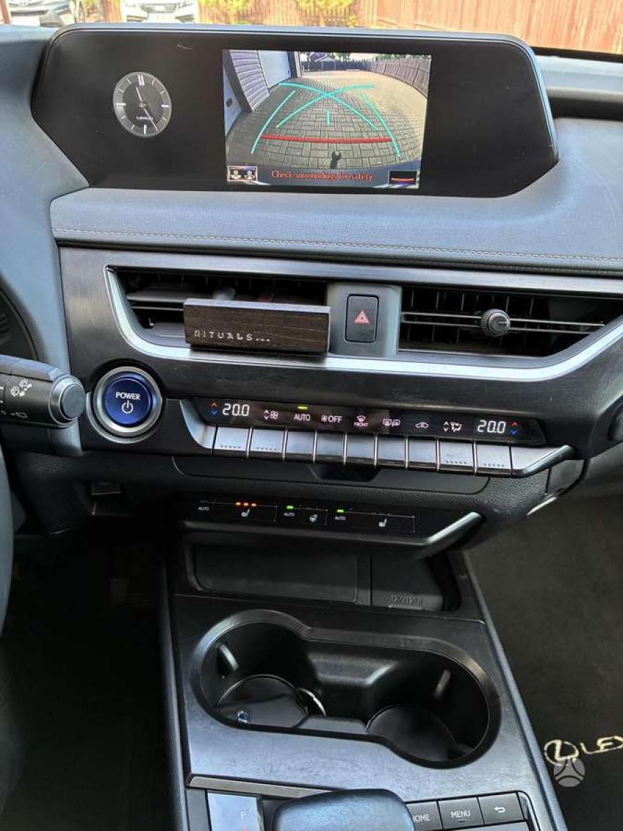 Lexus UX 250h 2021 Viļņa, ar dzinēja tilpumu 1.99 L un nobraukumu 105 tūkst. km par 21800 €, foto 31 vietnē AUTOMOTO.COM.LV