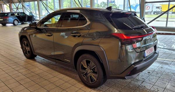Green Lexus UX 250h 2020 in Klaipeda, with an engine capacity of 1.99 L and mileage of 63 thousand km for 24800 €, photo 6 on AUTOMOTO.COM.LV