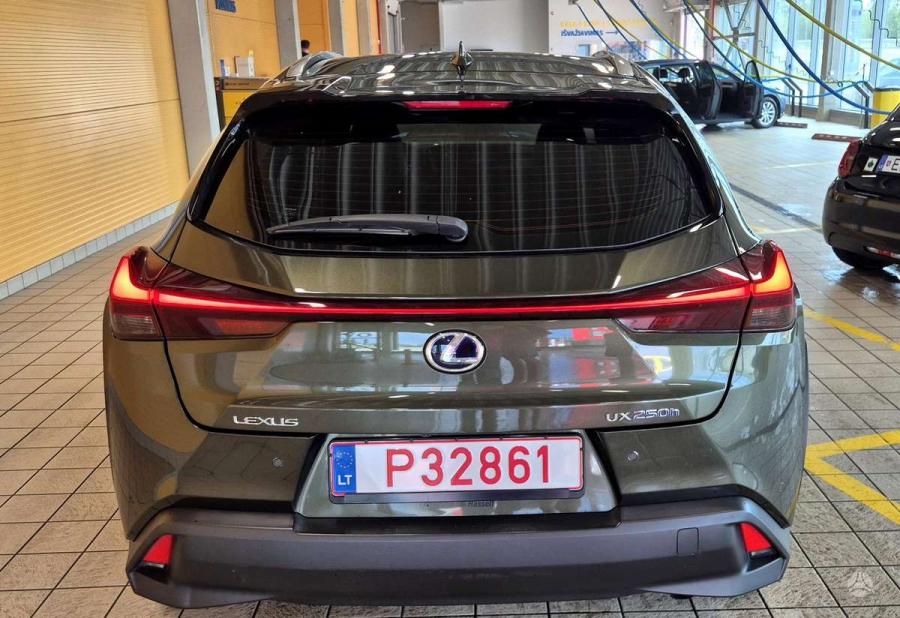 Green Lexus UX 250h 2020 in Klaipeda, with an engine capacity of 1.99 L and mileage of 63 thousand km for 24800 €, photo 8 on AUTOMOTO.COM.LV