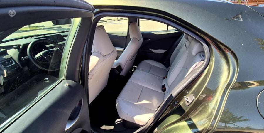 Zaļš Lexus UX 250h 2021 Klaipėda, ar dzinēja tilpumu 1.99 L un nobraukumu 94 tūkst. km par 23600 €, foto 24 vietnē AUTOMOTO.COM.LV