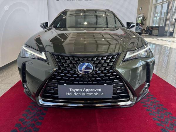 Green Lexus UX 250h 2021 in Siauliai, with an engine capacity of 1.99 L and mileage of 37 thousand km for 24900 €, photo 3 on AUTOMOTO.COM.LV