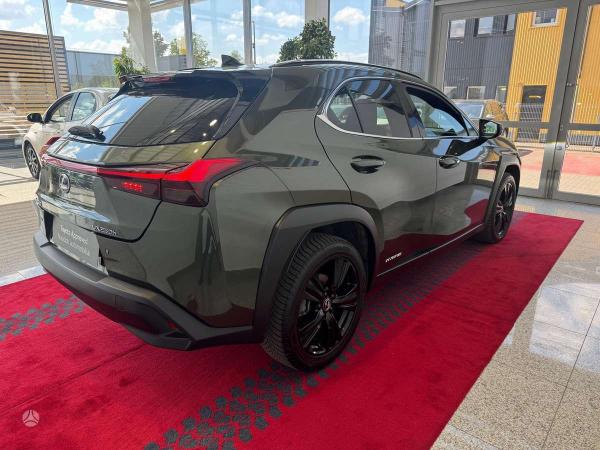 Green Lexus UX 250h 2021 in Siauliai, with an engine capacity of 1.99 L and mileage of 37 thousand km for 24900 €, photo 5 on AUTOMOTO.COM.LV