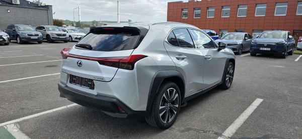 Grey Lexus UX 250h 2019 in Vilnius, with an engine capacity of 1.99 L and mileage of 82 thousand km for 23650 €, photo 4 on AUTOMOTO.COM.LV