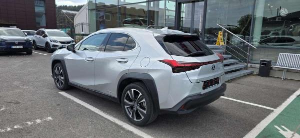 Grey Lexus UX 250h 2019 in Vilnius, with an engine capacity of 1.99 L and mileage of 82 thousand km for 23650 €, photo 5 on AUTOMOTO.COM.LV