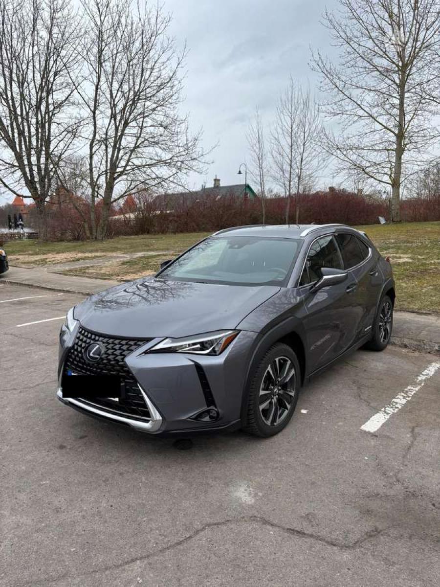 Grey Lexus UX 250h 2019 in Vilnius, with an engine capacity of 1.99 L and mileage of 137 thousand km for 21000 €, photo 1 on AUTOMOTO.COM.LV