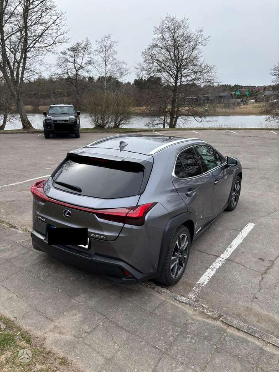 Grey Lexus UX 250h 2019 in Vilnius, with an engine capacity of 1.99 L and mileage of 137 thousand km for 21000 €, photo 2 on AUTOMOTO.COM.LV