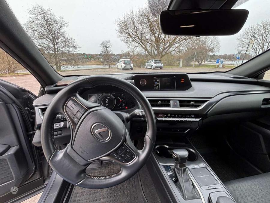 Grey Lexus UX 250h 2019 in Vilnius, with an engine capacity of 1.99 L and mileage of 137 thousand km for 21000 €, photo 3 on AUTOMOTO.COM.LV