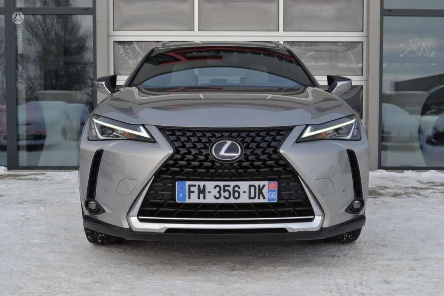 Grey Lexus UX 250h 2019 in Vilnius, with an engine capacity of 1.99 L and mileage of 130 thousand km for 21000 €, photo 3 on AUTOMOTO.COM.LV