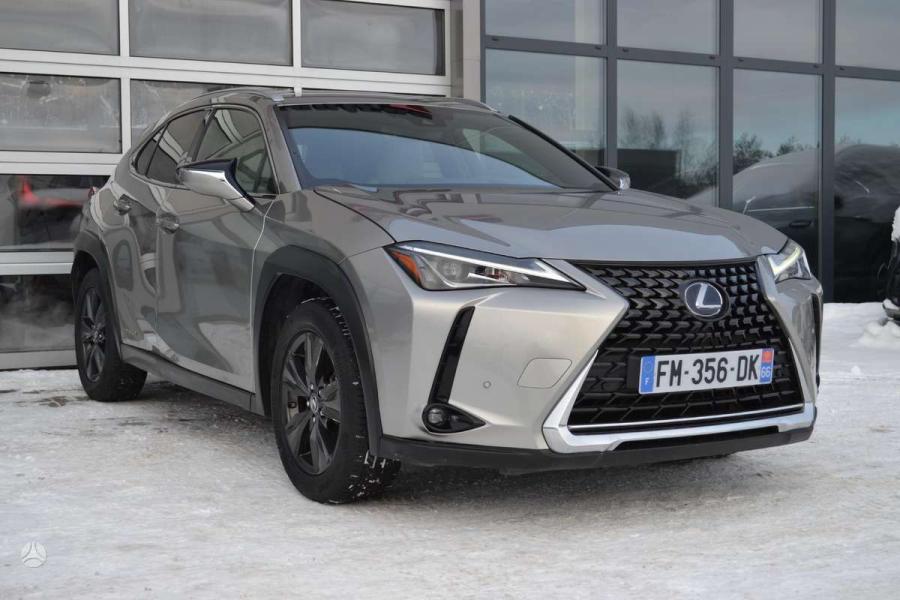 Grey Lexus UX 250h 2019 in Vilnius, with an engine capacity of 1.99 L and mileage of 130 thousand km for 21000 €, photo 5 on AUTOMOTO.COM.LV