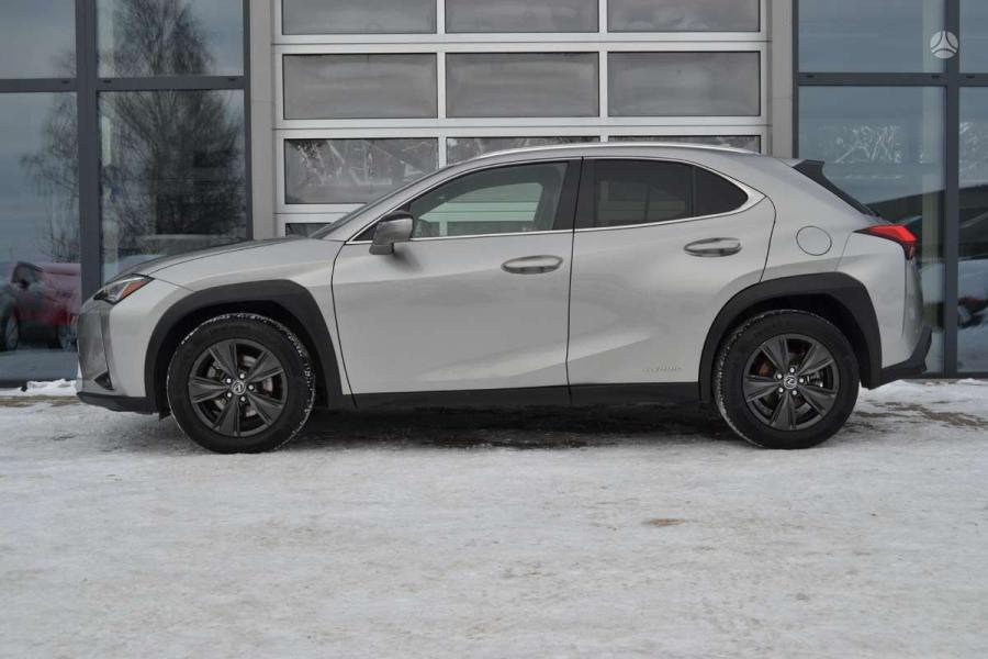 Grey Lexus UX 250h 2019 in Vilnius, with an engine capacity of 1.99 L and mileage of 130 thousand km for 21000 €, photo 7 on AUTOMOTO.COM.LV