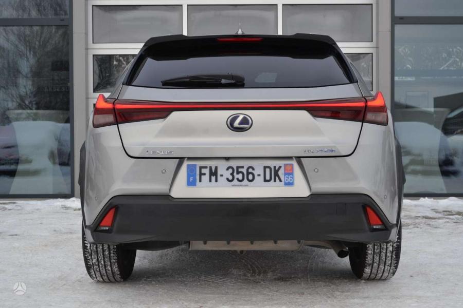 Grey Lexus UX 250h 2019 in Vilnius, with an engine capacity of 1.99 L and mileage of 130 thousand km for 21000 €, photo 9 on AUTOMOTO.COM.LV