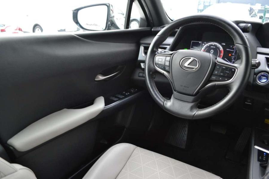 Grey Lexus UX 250h 2019 in Vilnius, with an engine capacity of 1.99 L and mileage of 130 thousand km for 21000 €, photo 31 on AUTOMOTO.COM.LV