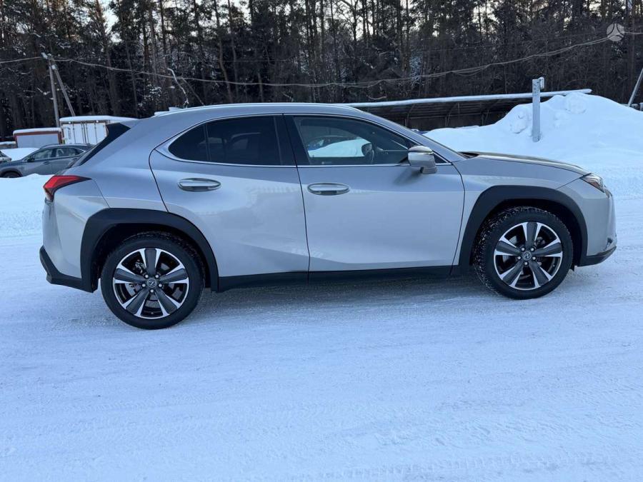 Pelēks Lexus UX 250h 2019 Viļņa, ar dzinēja tilpumu 1.99 L un nobraukumu 106 tūkst. km par 21900 €, foto 4 vietnē AUTOMOTO.COM.LV