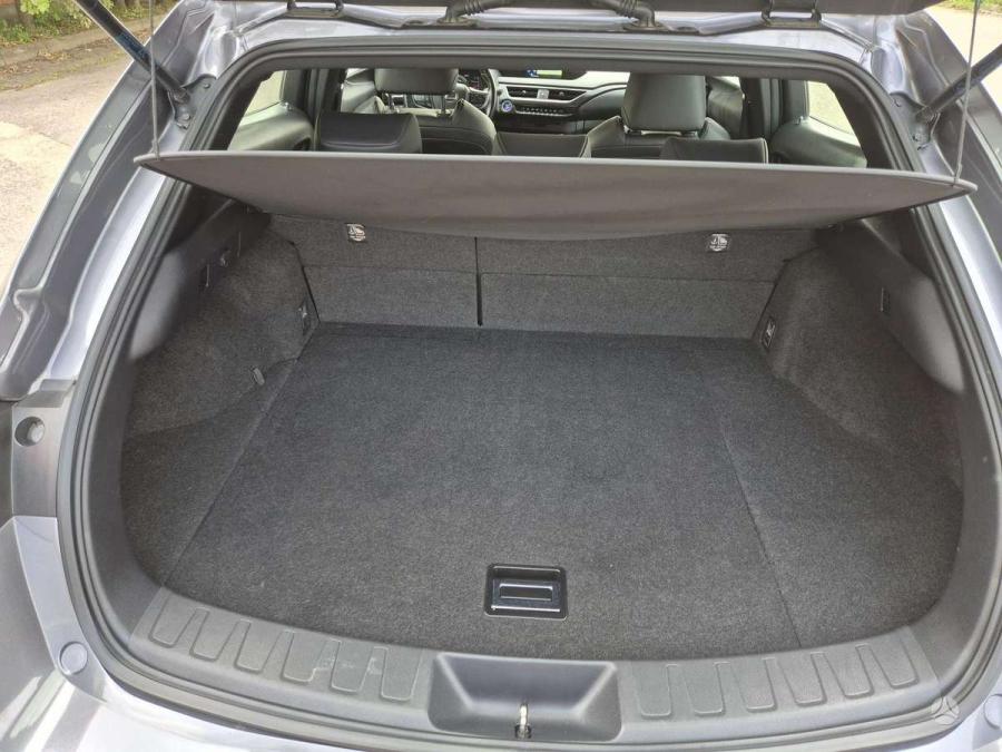 Pelēks Lexus UX 250h 2019 Šauļi, ar dzinēja tilpumu 2.00 L un nobraukumu 98 tūkst. km par 20100 €, foto 15 vietnē AUTOMOTO.COM.LV