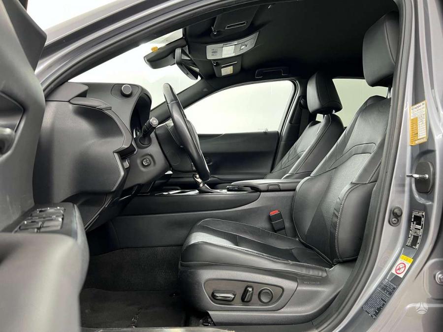 Pelēks Lexus UX 250h 2019 Viļņa, ar dzinēja tilpumu 1.99 L un nobraukumu 133 tūkst. km par 24900 €, foto 12 vietnē AUTOMOTO.COM.LV