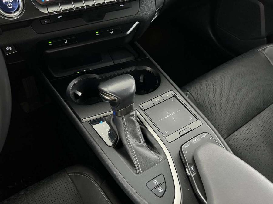 Pelēks Lexus UX 250h 2019 Viļņa, ar dzinēja tilpumu 1.99 L un nobraukumu 133 tūkst. km par 24900 €, foto 24 vietnē AUTOMOTO.COM.LV