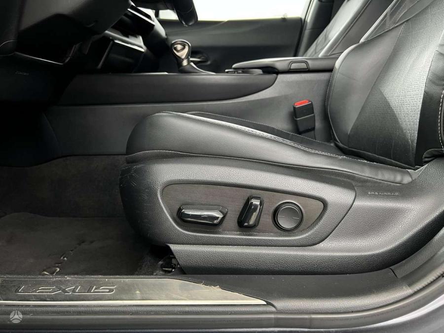 Pelēks Lexus UX 250h 2019 Viļņa, ar dzinēja tilpumu 1.99 L un nobraukumu 133 tūkst. km par 24900 €, foto 26 vietnē AUTOMOTO.COM.LV