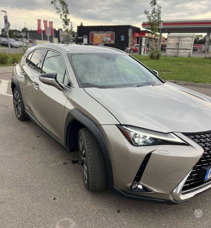 Grey Lexus UX 250h 2019 in Vilnius, with an engine capacity of 1.99 L and mileage of 67 thousand km for 27500 €, photo 4 on AUTOMOTO.COM.LV